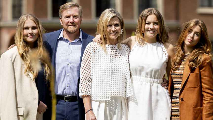 El posado de verano de la reina Máxima y las princesas Amalia, Alexia y Ariane: sus looks y un ...