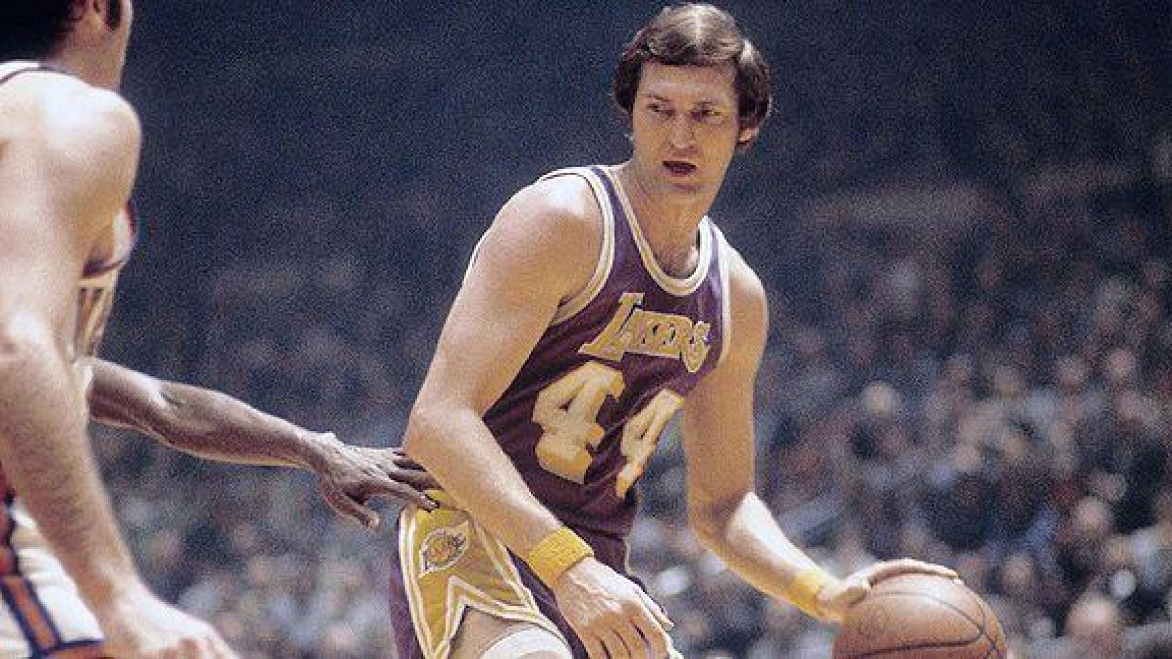 Muere Jerry West, leyenda de los Lakers e icono cuya imagen se ...