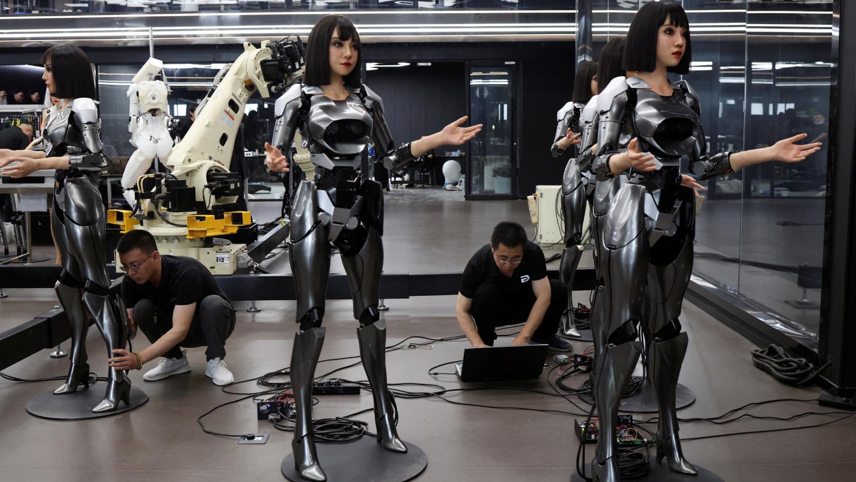 China fabrica los primeros robots humanoides que reconocen y expresan emociones como las personas