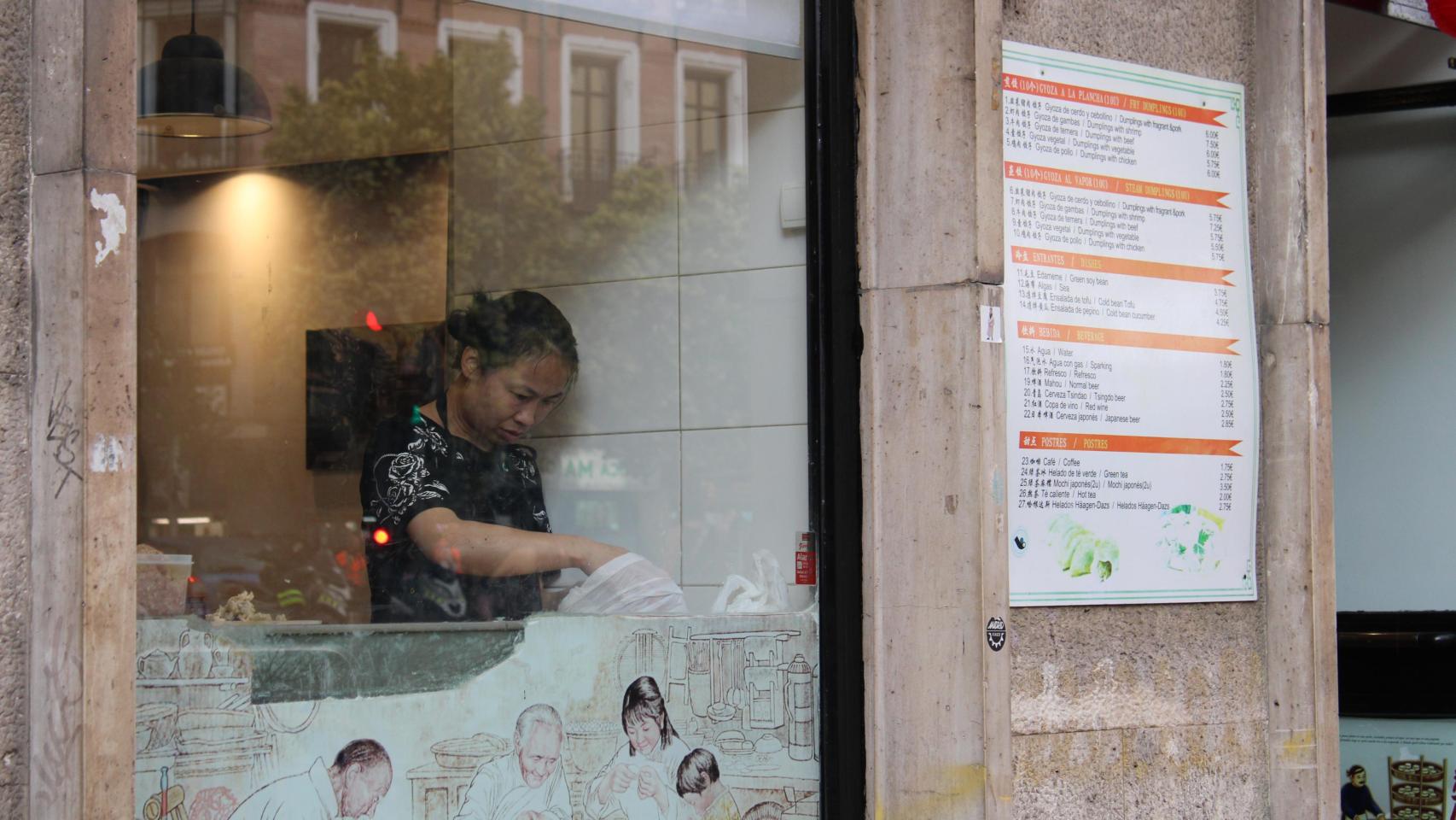 El bar de gyozas que triunfa en el centro de Madrid: hacen más de 3.000 ...