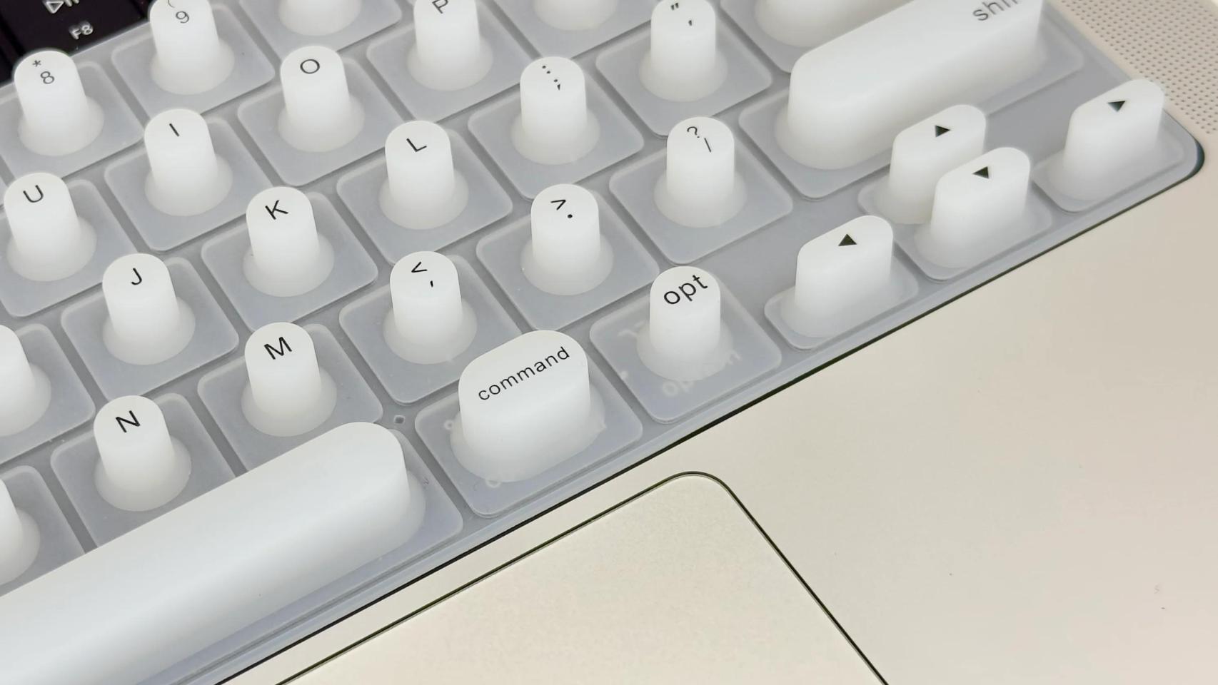 El genial teclado que no destrozará tu manicura: así podrás usar un MacBook cuidando tus uñas de gel