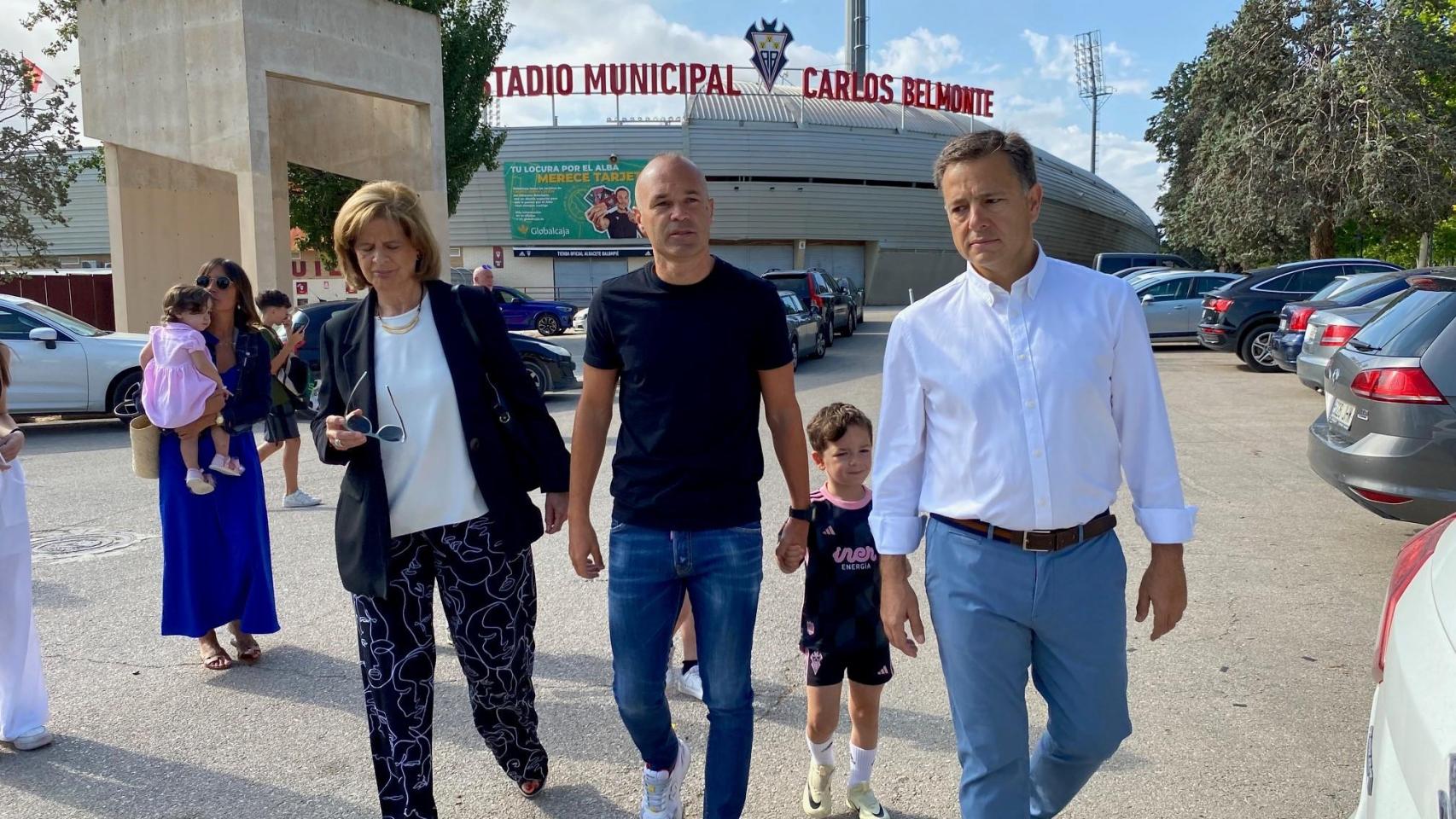 Andrés Iniesta visita en Albacete la estatua del gol del Mundial: "Fue ...