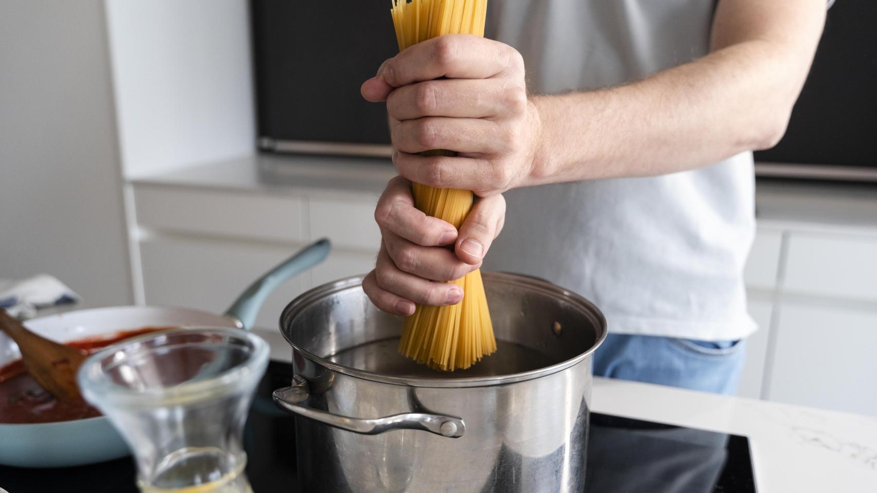 Los tres errores que debes evitar al cocinar la pasta seca según el ...