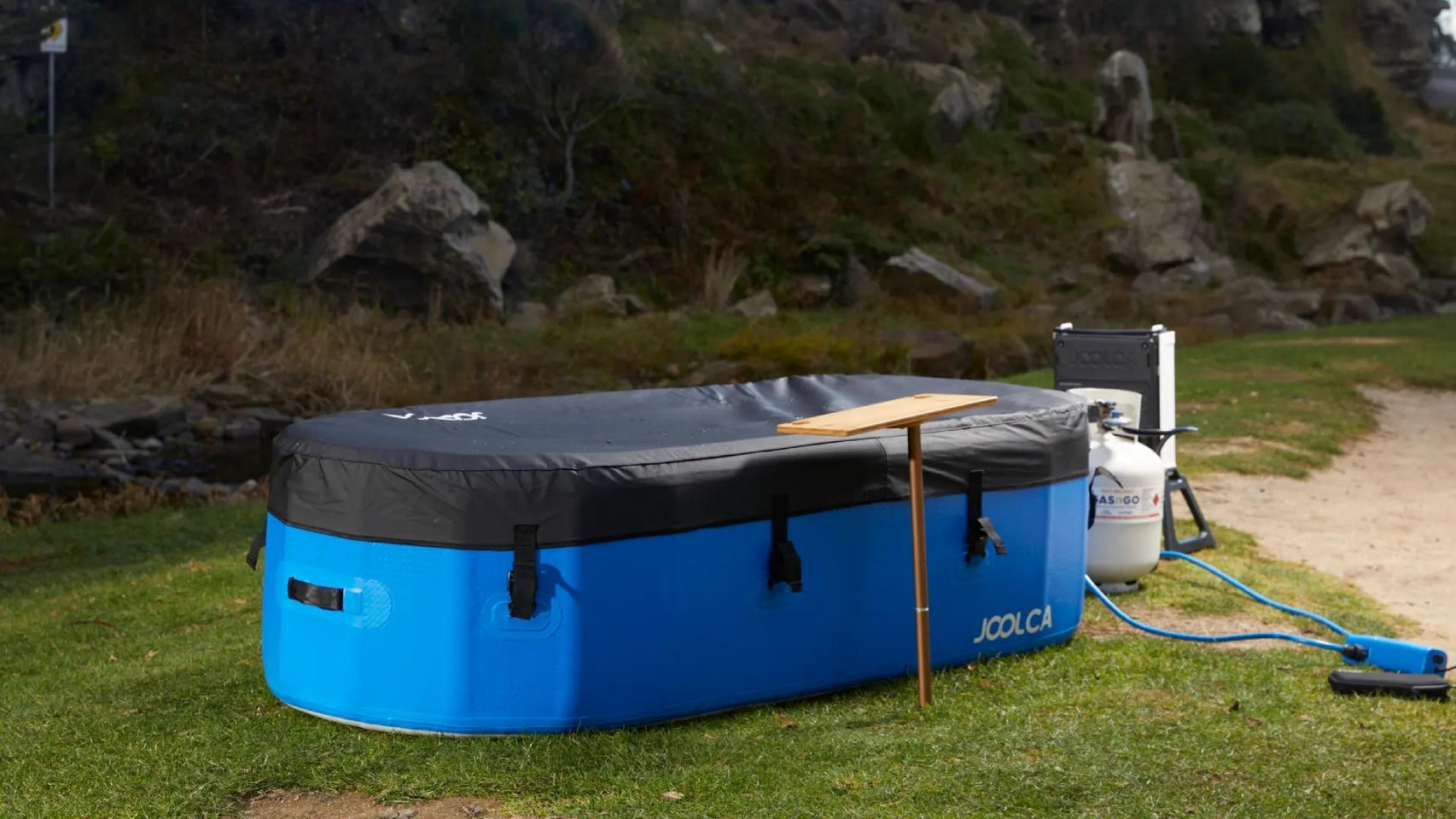 El ingenioso jacuzzi plegable para llevar siempre de acampada: se infla ...