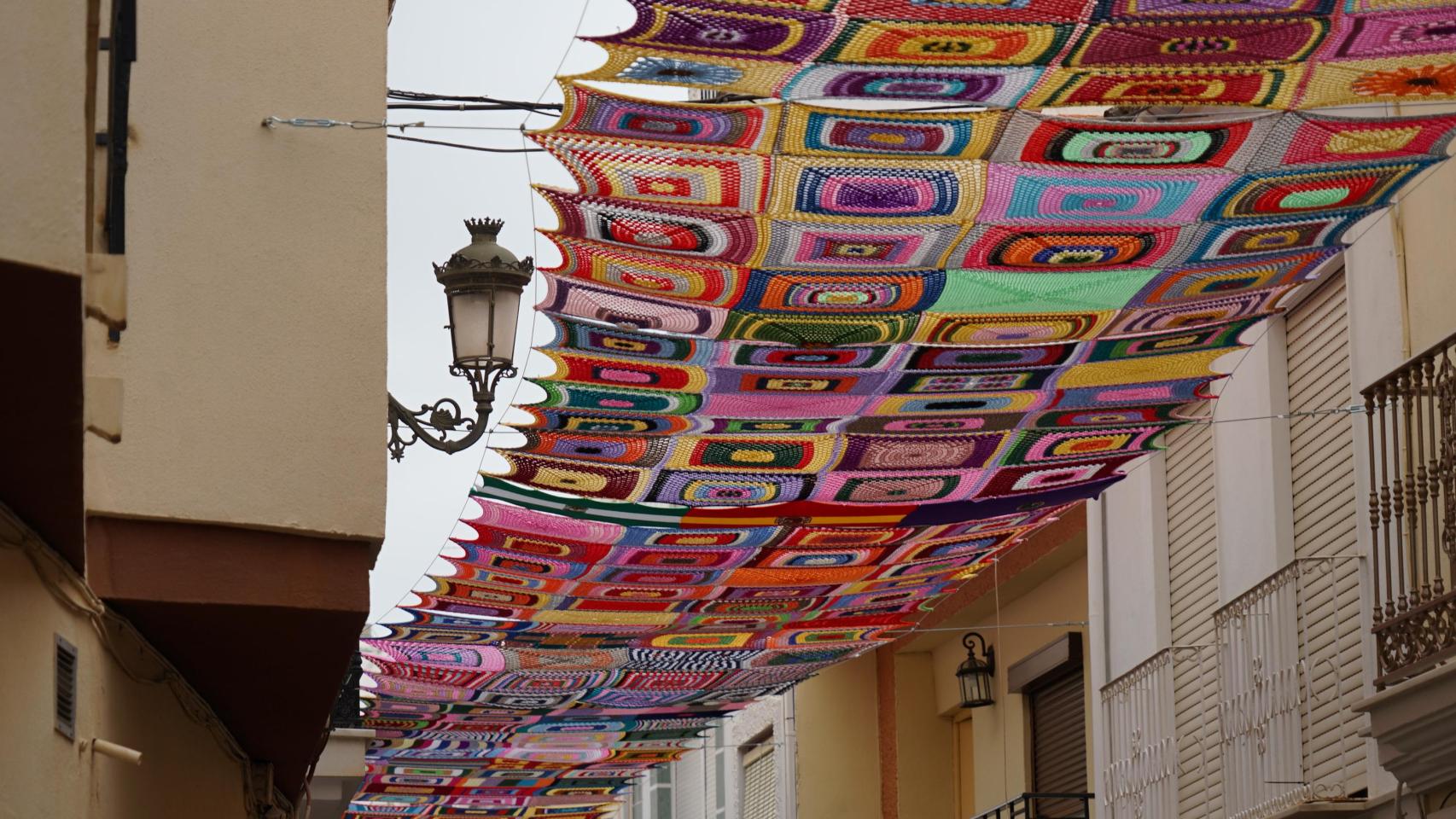 Cielo de croché en un pueblo de Málaga: los más mayores de Coín elaboran a mano un toldo de 75 ...