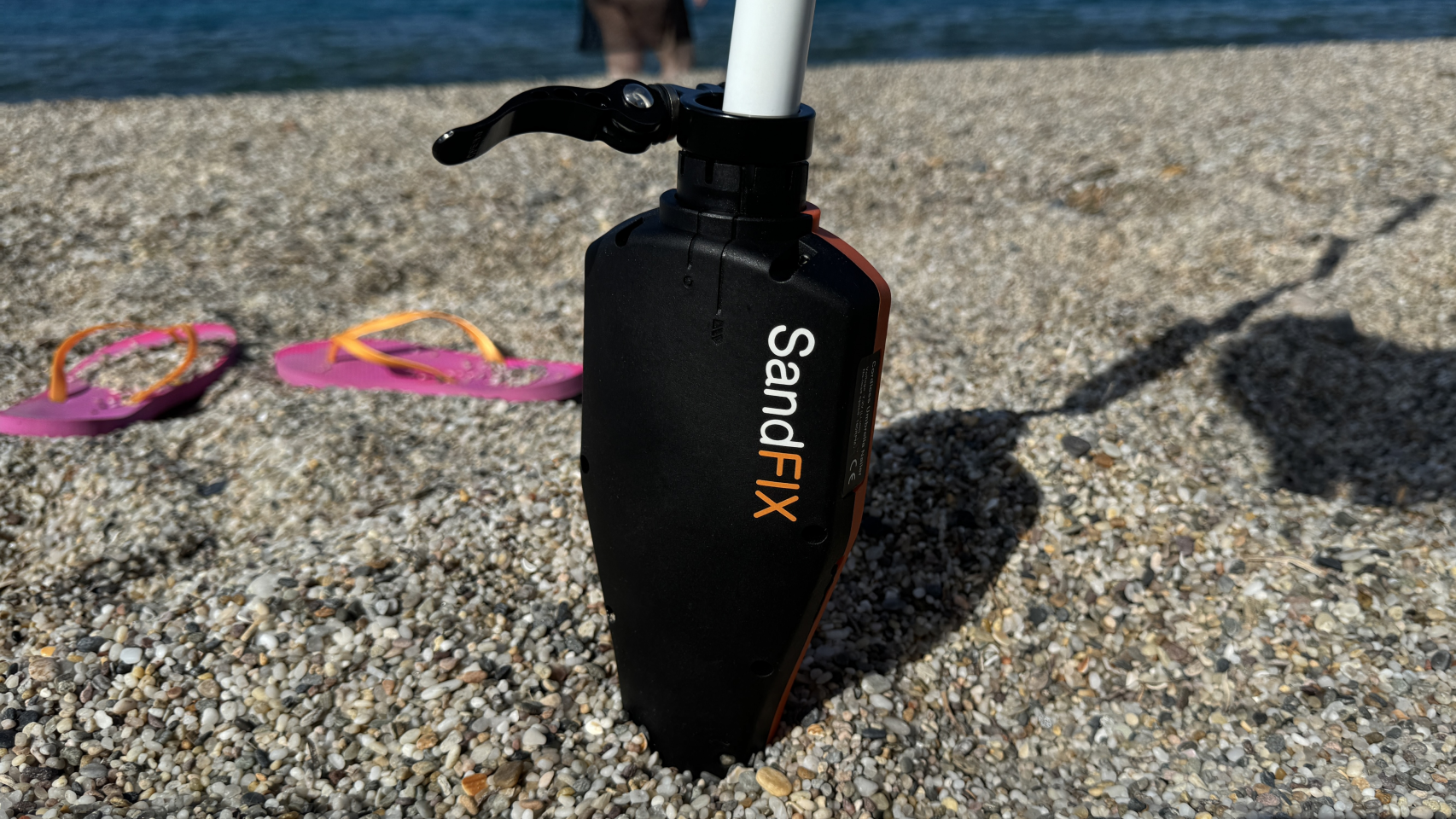 Adiós a la sombrilla de playa que conoces: he usado el invento que la clava el suelo en segundos ...