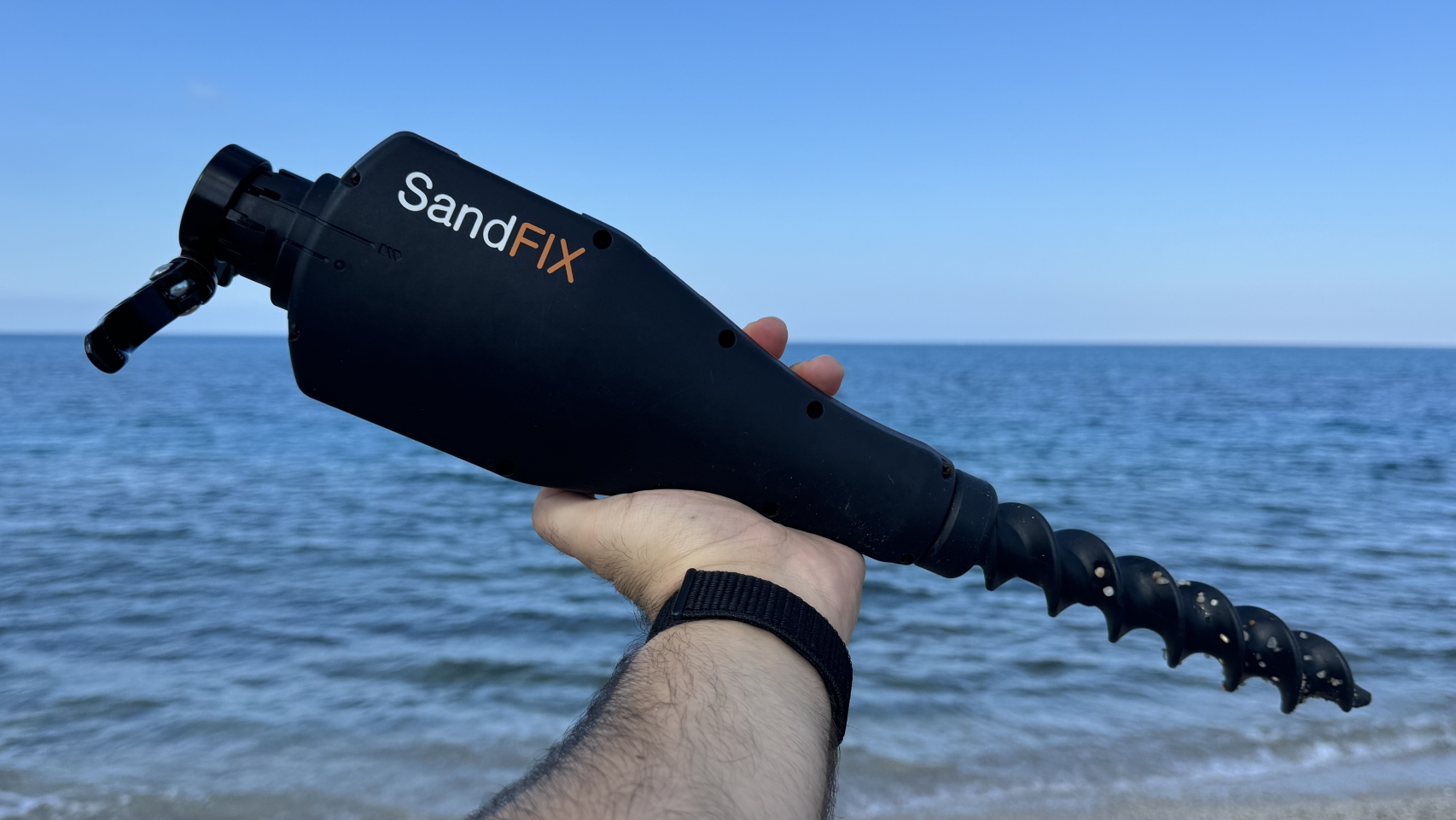 Adiós a la sombrilla de playa que conoces: he usado el invento que la clava el suelo en segundos ...