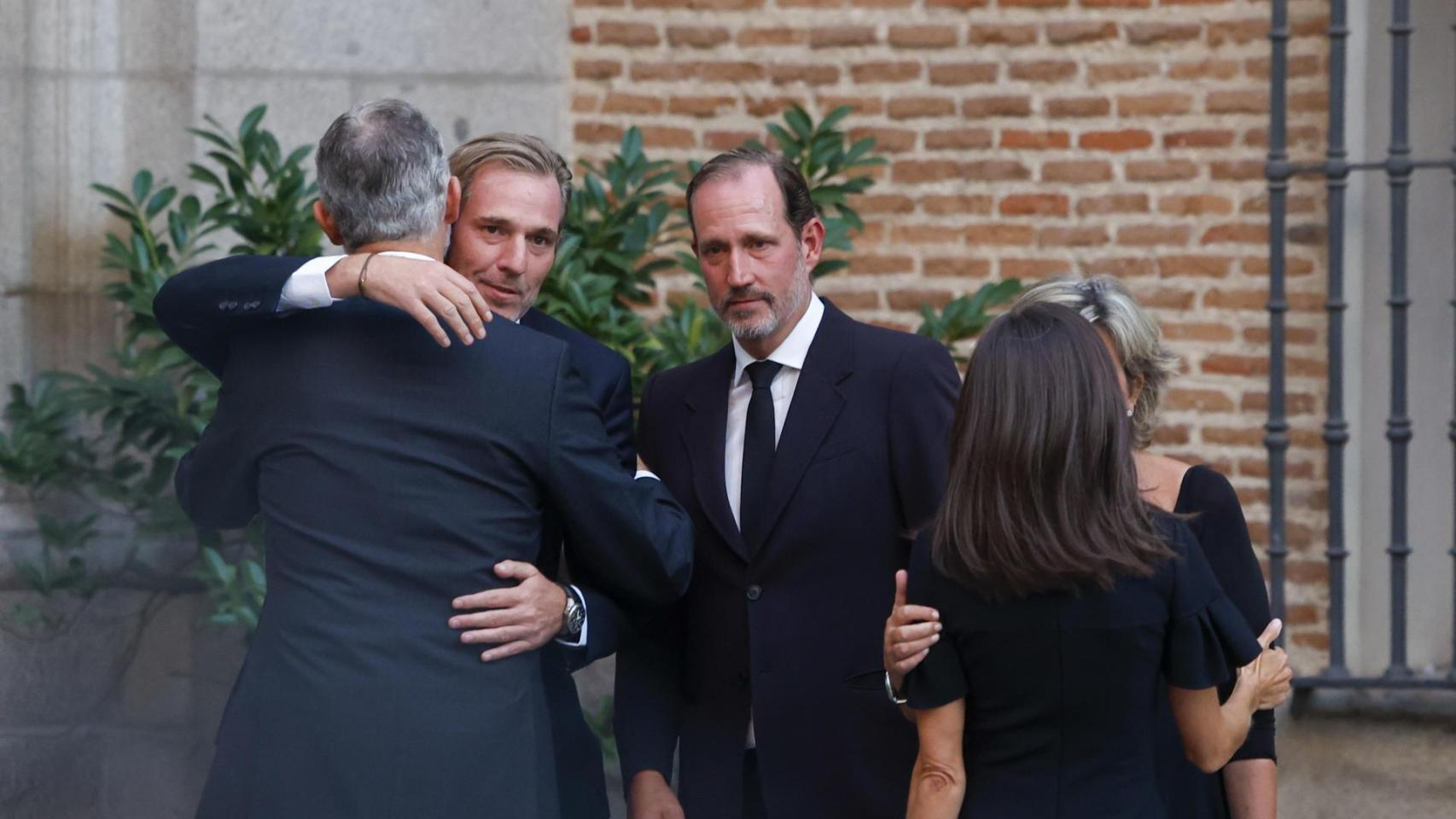 Letizia, de luto riguroso, acude al funeral de Juan Gómez-Acebo: sus ...