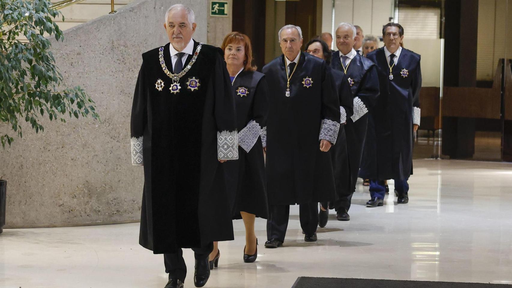 Dos Jueces Del Tc Critican El Cambio Sin Justificación De Las Reglas