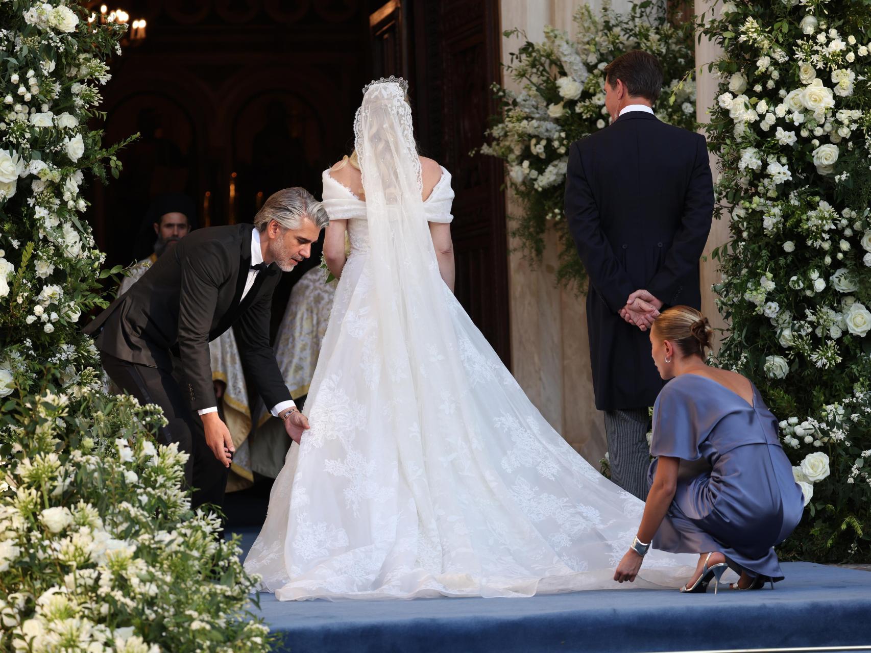 El impresionante look nupcial de Teodora de Grecia: vestido joya, un velo histórico y la tiara ...