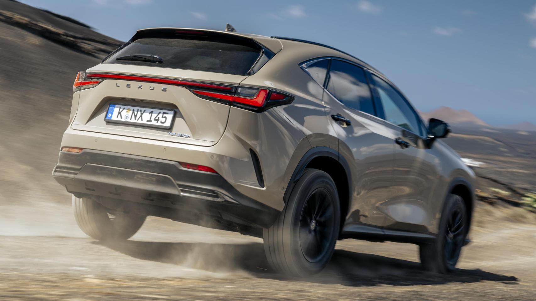 Aire aventurero, más alto y 4x4: conducimos el Lexus NX Overtrail, un ...