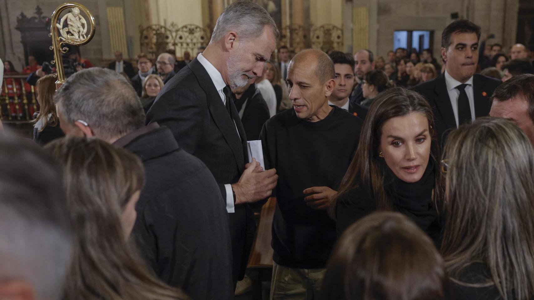 Abrazos, emoción y gestos de consuelo: los Reyes apoyan a los ...