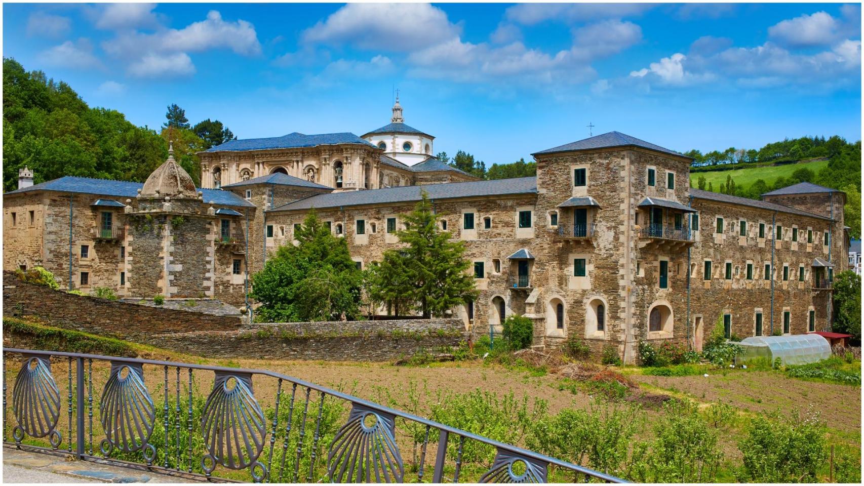 Un monasterio gallego tiene grabado en piedra "Qué miras bobo" desde el ...
