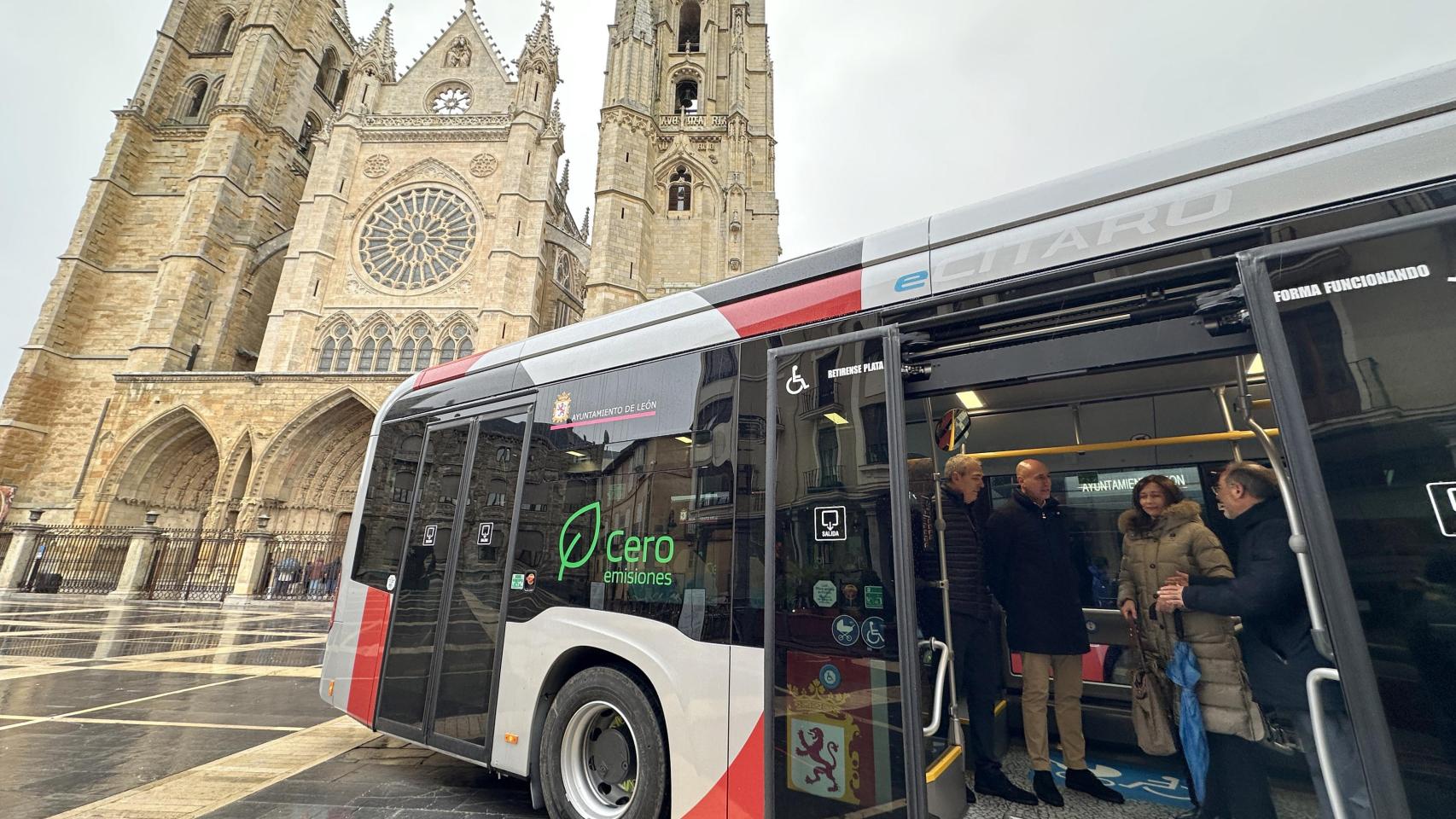 León incorpora tres nuevos autobuses urbanos cero emisiones a su flota