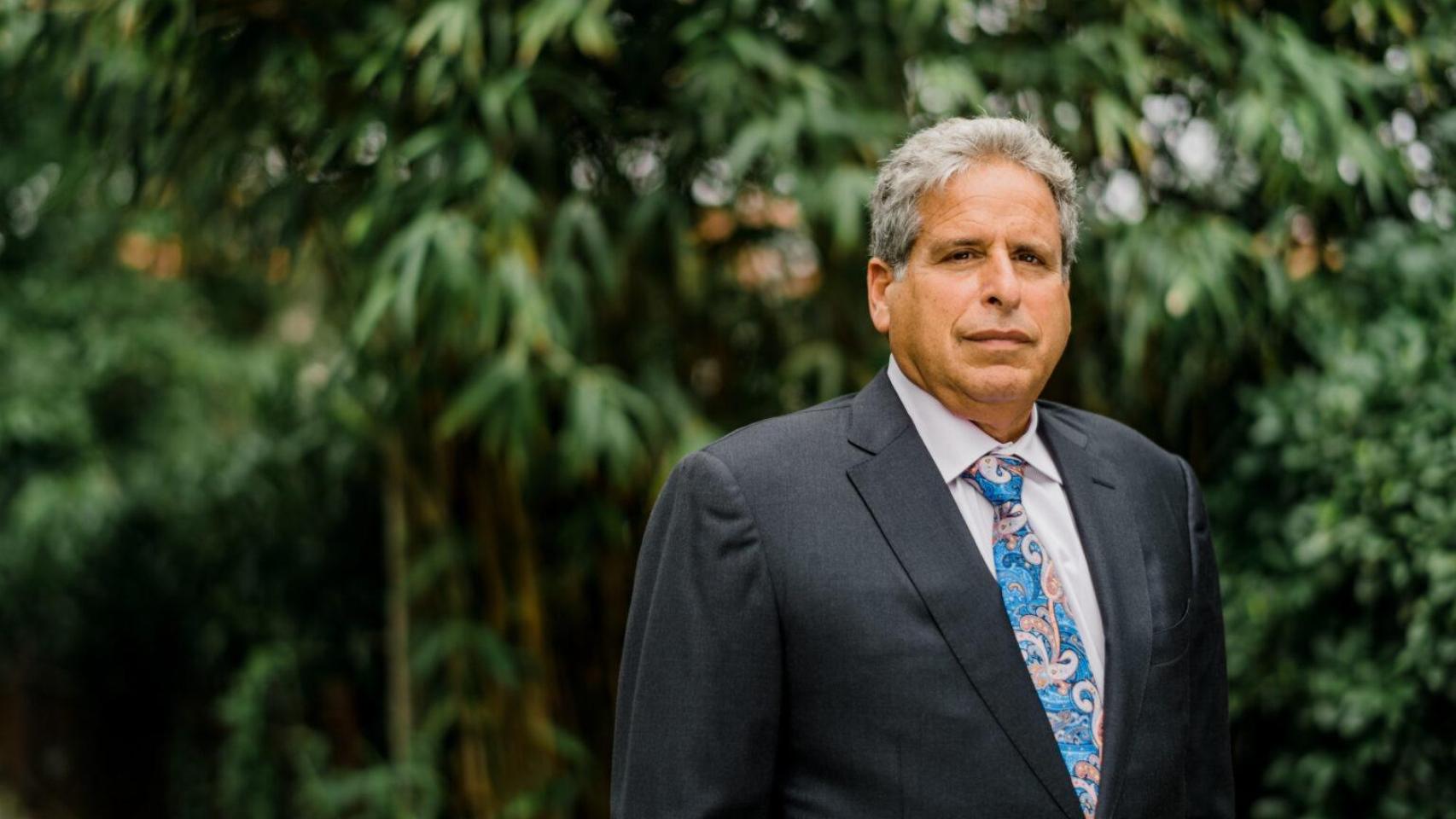 Bob Amsterdam, el abogado que alerta a sus clientes en la prensa ...