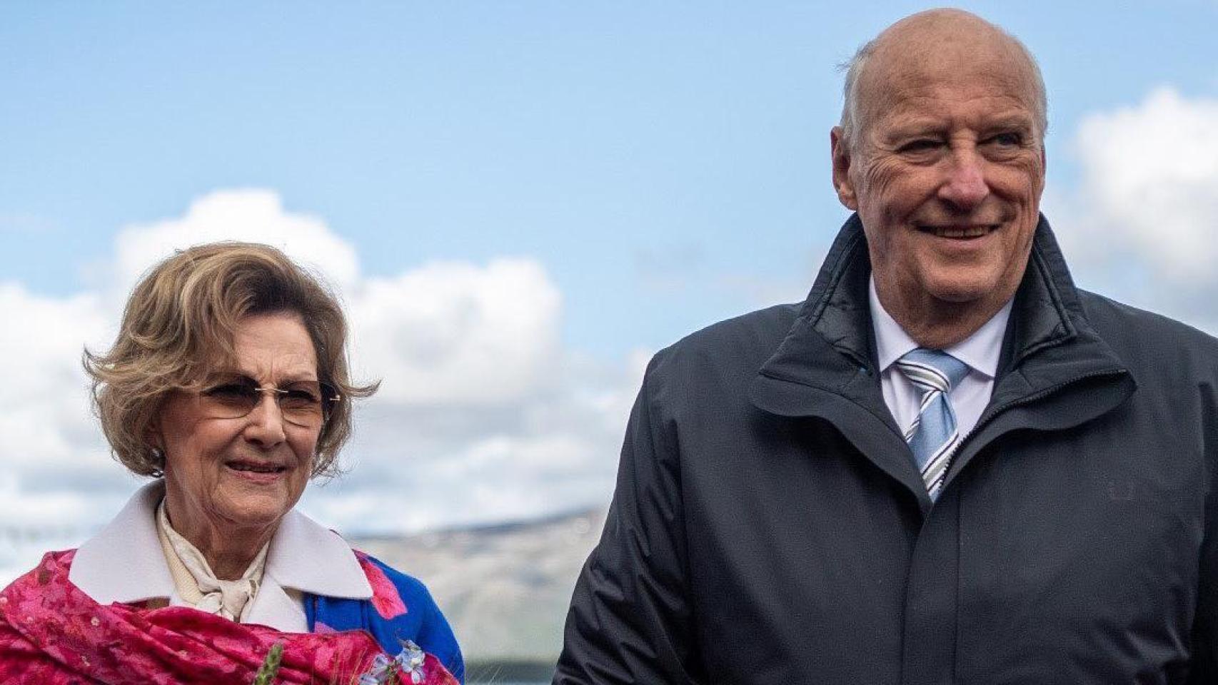 La fascinante historia de amor de Harald y Sonia de Noruega: un ...