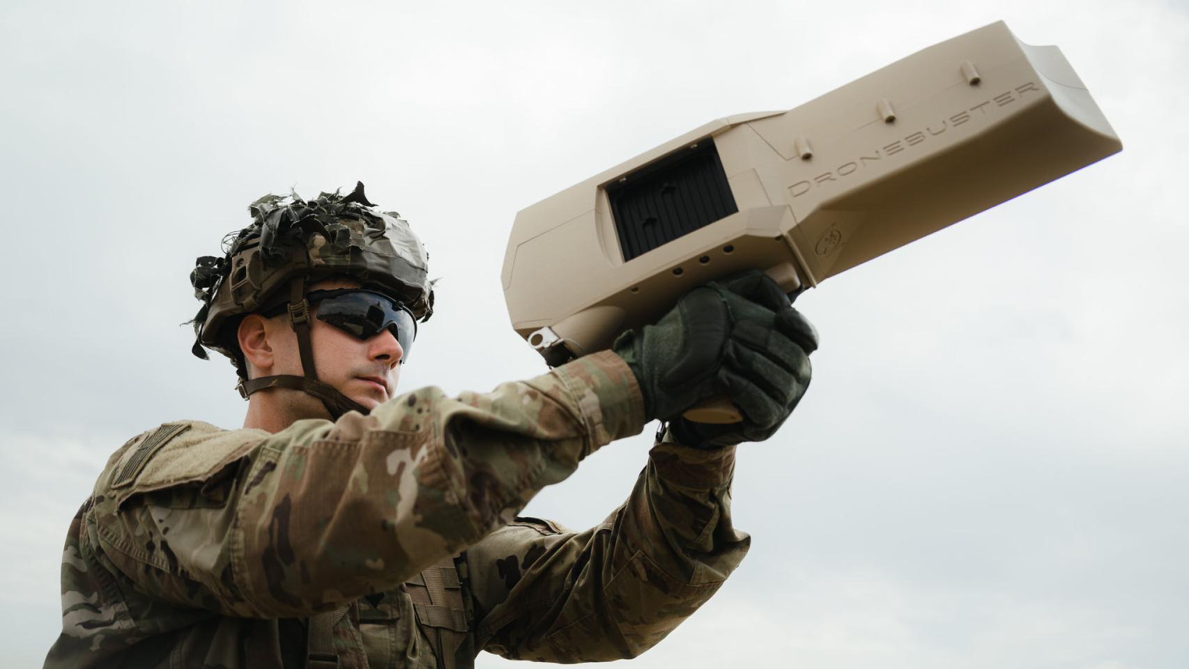 Así es Dronebuster, el ligero y versátil 'rifle' que detecta, identifica y neutraliza drones a ...