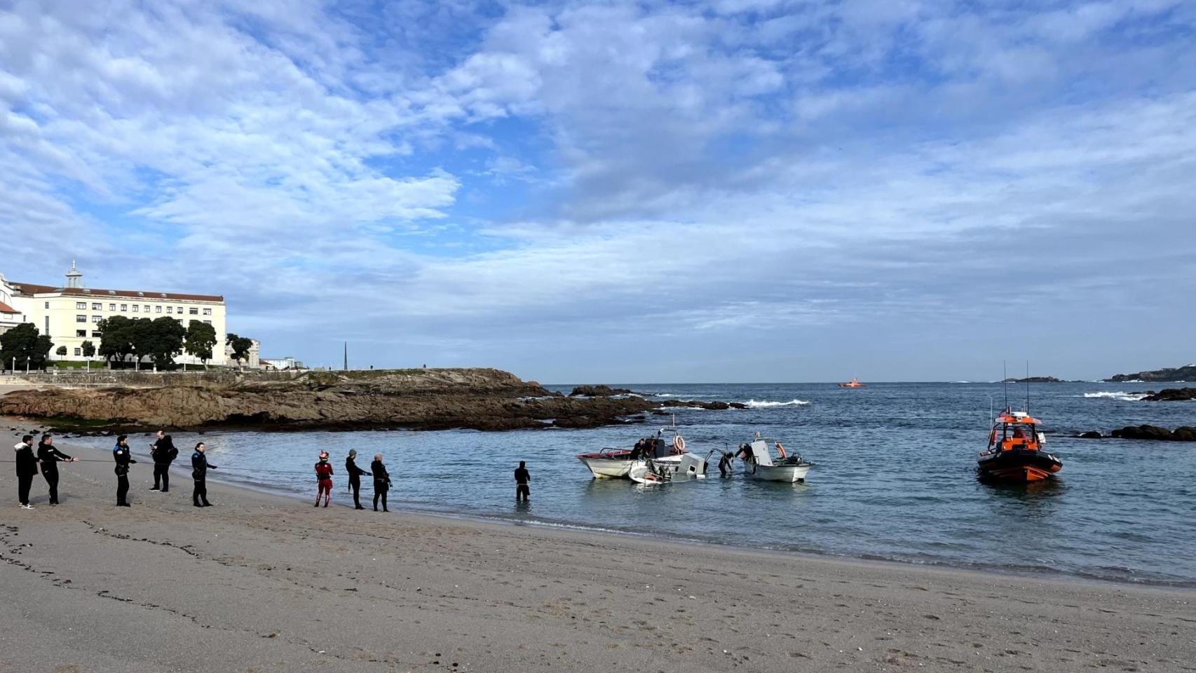 Cuatro percebeiros rescatados en A Coruña tras hundirse su barco en la ...