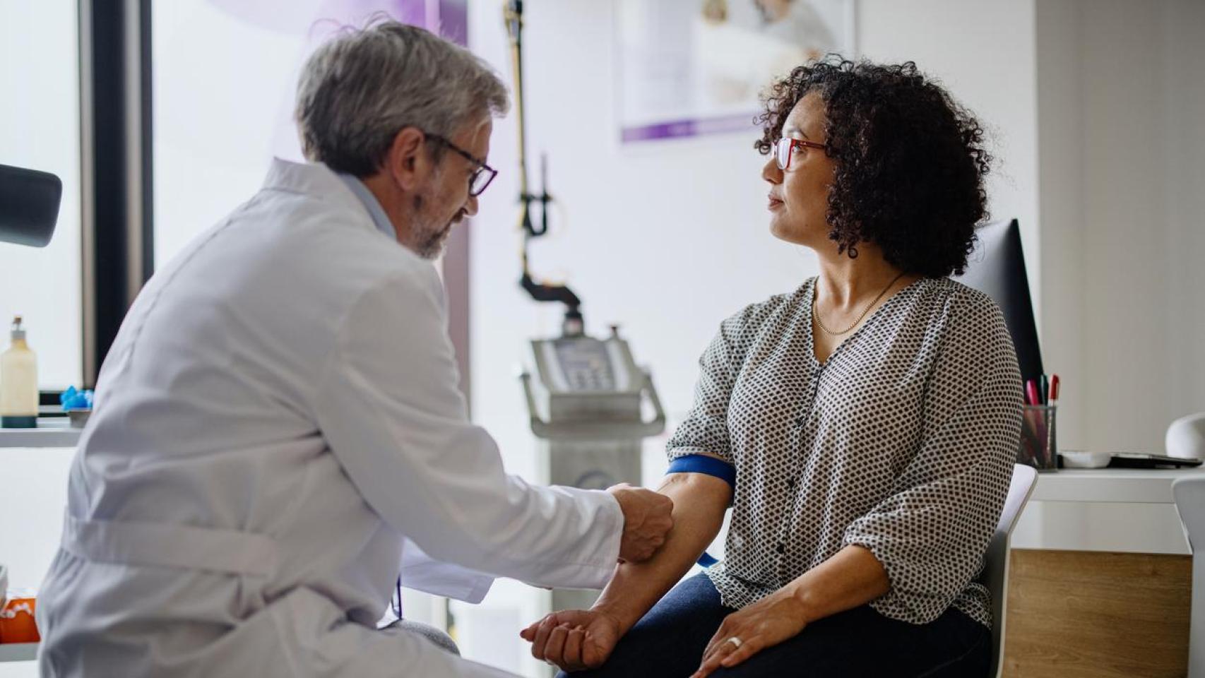 Diagnósticos erróneos, menos pruebas y exclusión: el sesgo de género que afecta a las mujeres ...