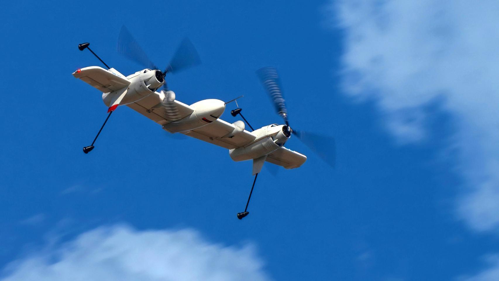 El ingenioso dron que despega como un helicóptero y vuela como un avión ...