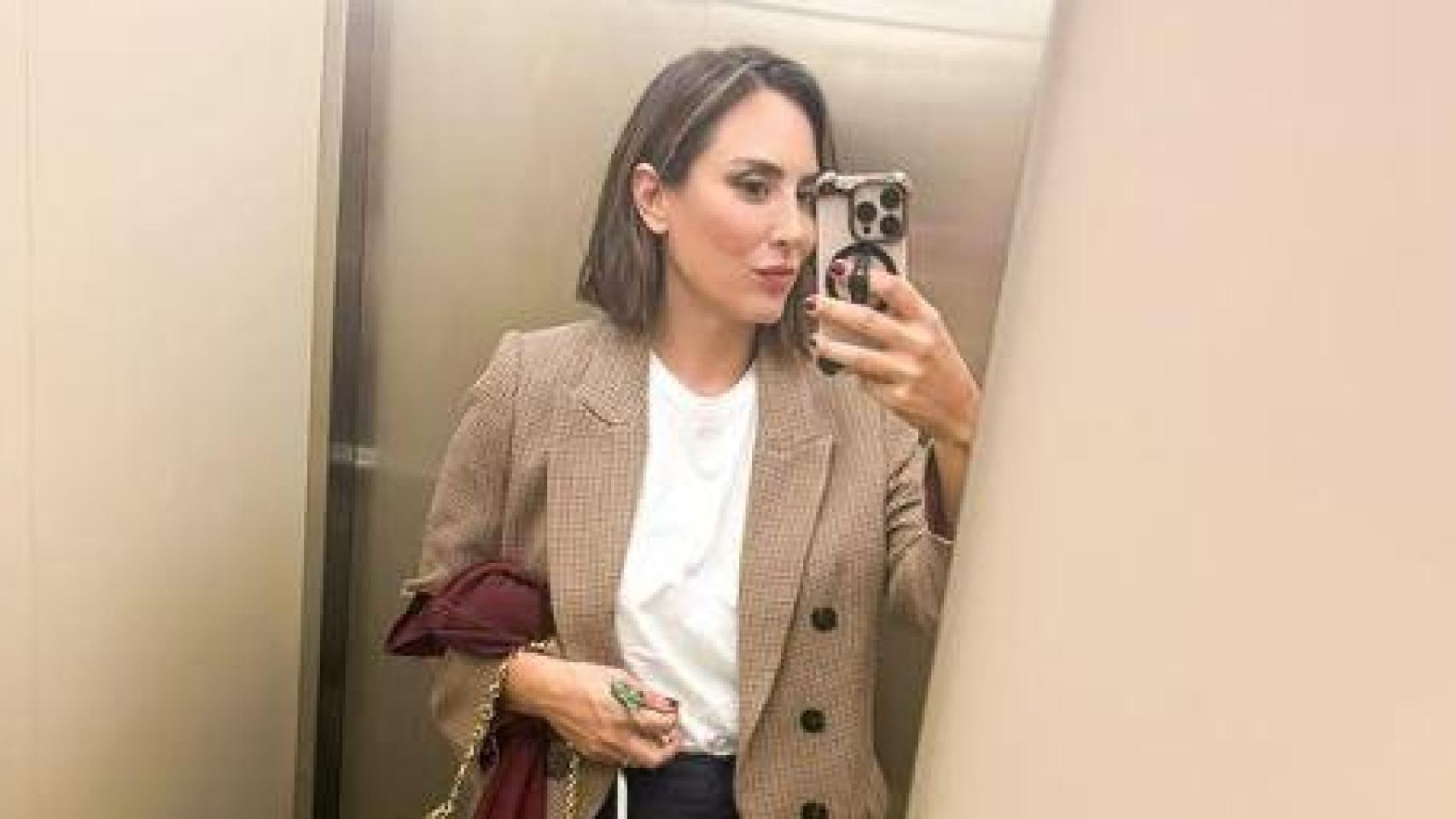 Tamara Falcó confirma que los bolsos grandes y con acabados dorados son tendencia: presentamos ...