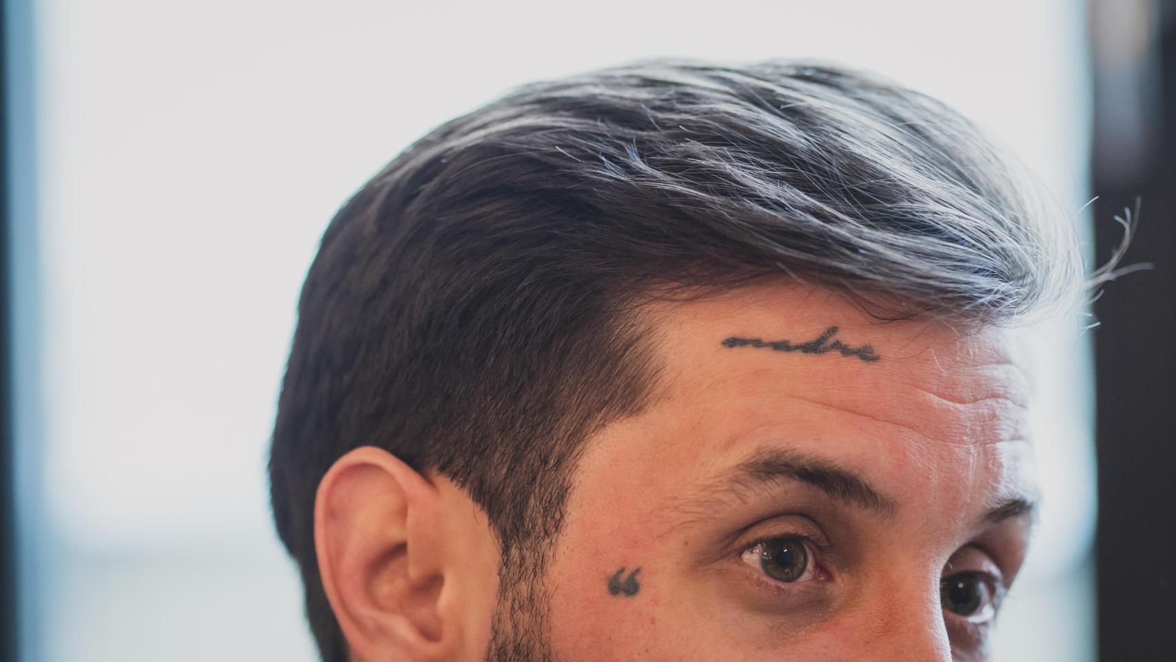 Abel Azcona, el artista que va a conocer a su madre en una 'performance ...