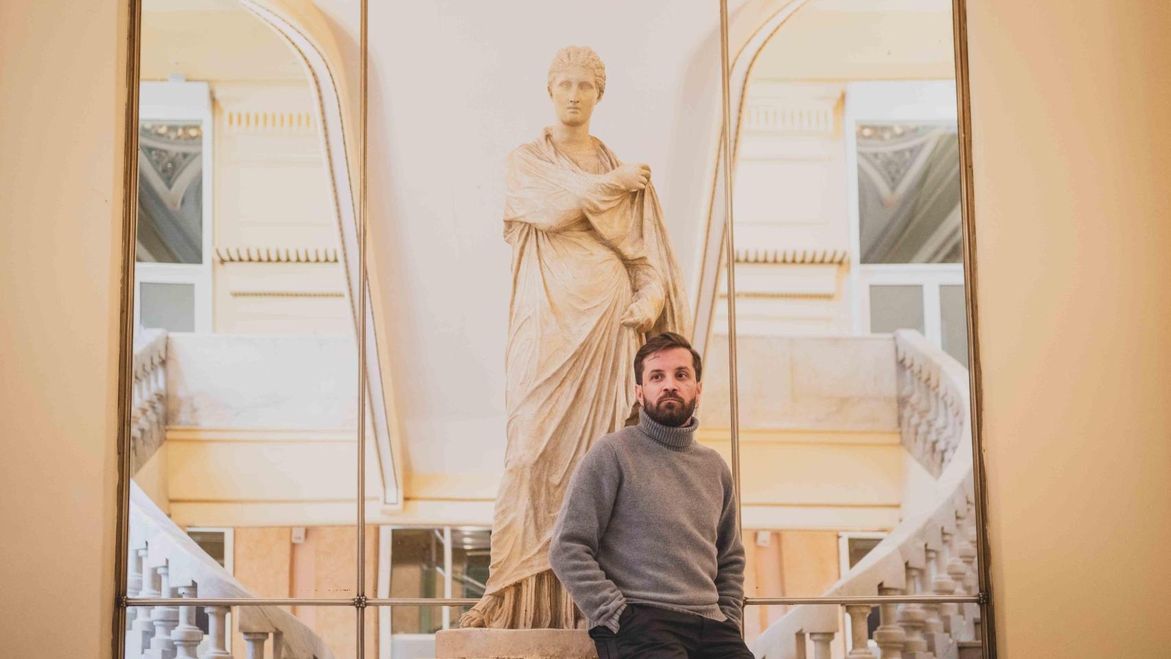 Abel Azcona, el artista que va a conocer a su madre en una 'performance': “Mi historia es la que ...