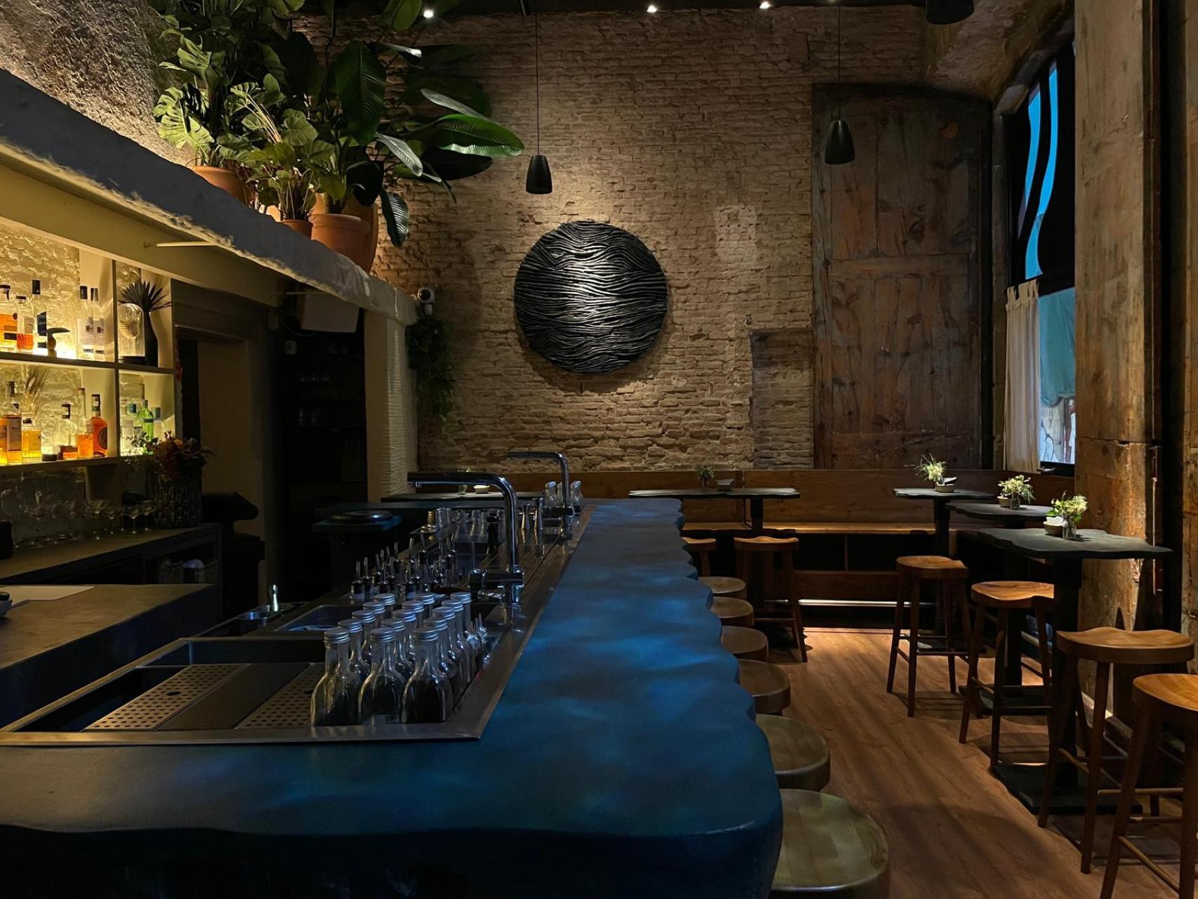 El bar de Barcelona de una pareja de 'bartenders' con tragos inspirados ...