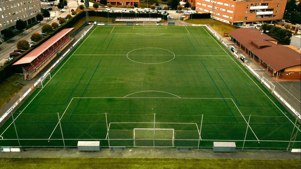 El TSK Roces, el peor equipo del fútbol español, logra su primera victoria este año: 1-0 y con diez
