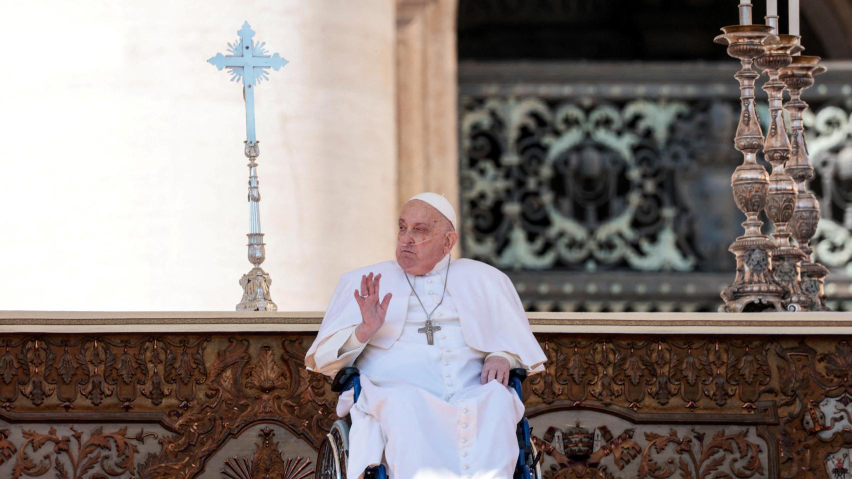 El papa Francisco reaparece por primera vez ante los fieles en la plaza de San Pedro: "Gracias a ...