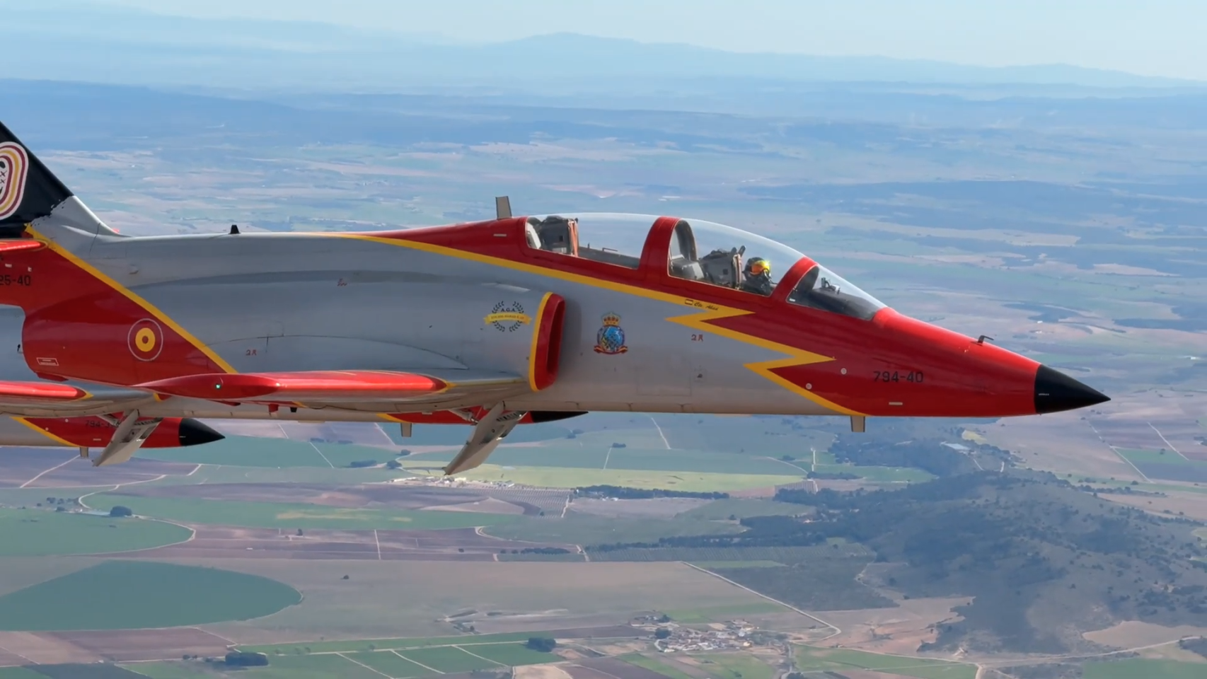 Adiós al C-101 de la Patrulla Águila, desde el aire: así se vive la despedida del icónico caza ...