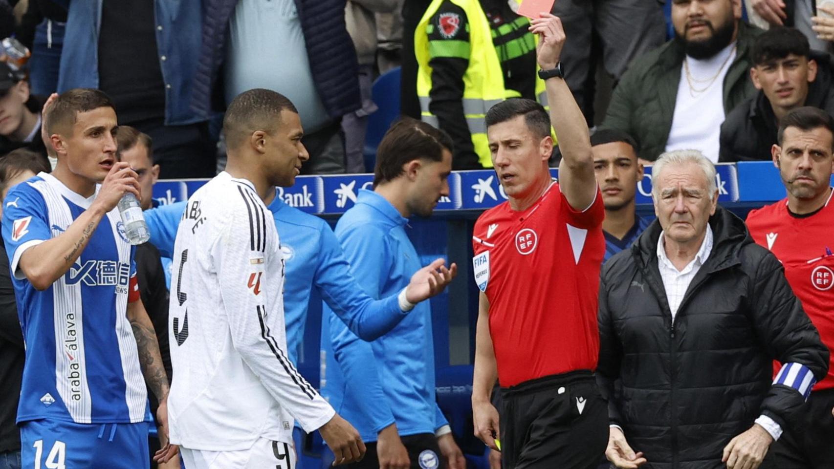 Así fue la expulsión por roja directa a Mbappé ante el Alavés que le ...