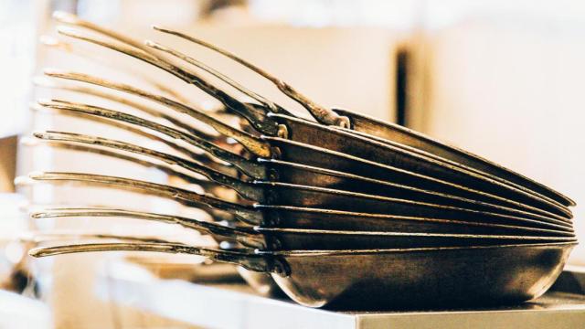 Adiós a apilar las sartenes una encima de otra: el sencillo truco para ...