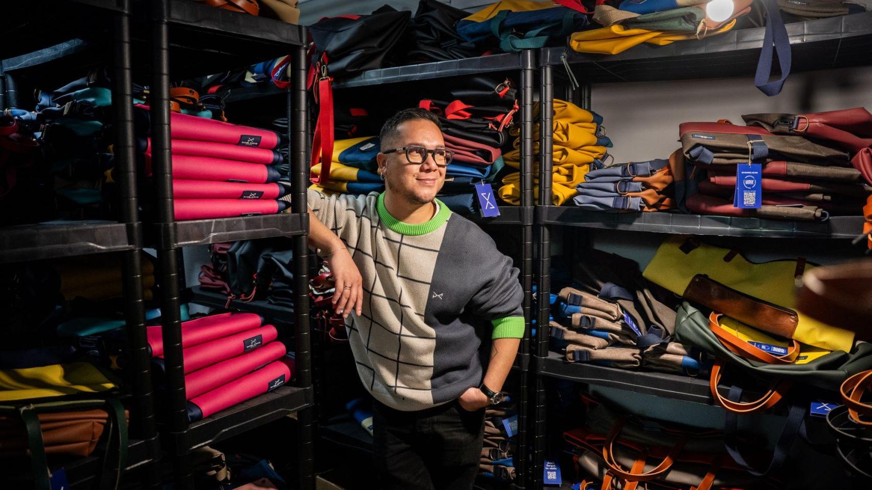 Daniel Chong, el diseñador de las mochilas virales kilómetro cero: "Usamos botellas de plástico ...