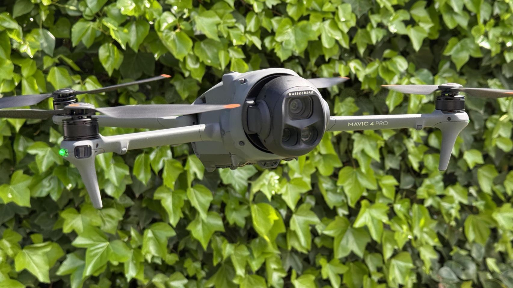 Probamos el DJI Mavic 4 Pro, el dron con triple cámara y un revolucionario 'gimbal' de 360 ...