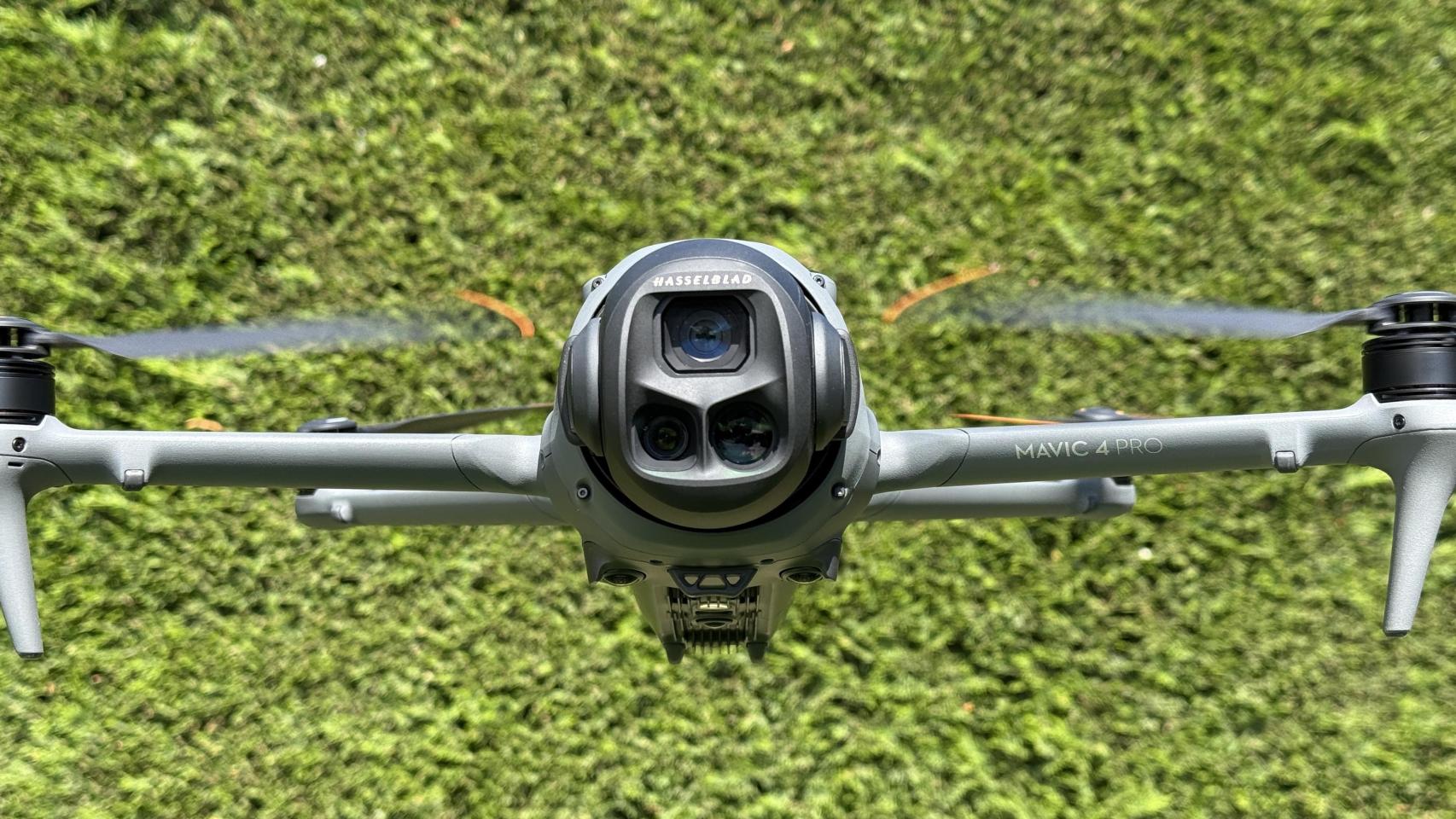 Probamos el DJI Mavic 4 Pro, el dron con triple cámara y un revolucionario 'gimbal' de 360 ...