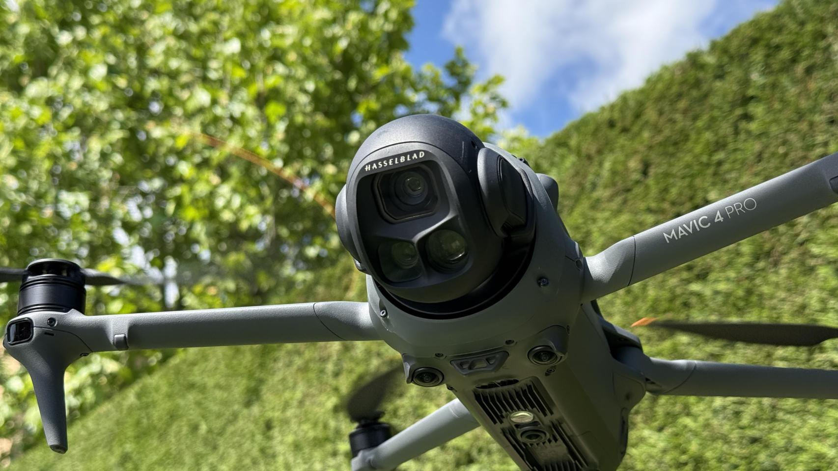 Probamos el DJI Mavic 4 Pro, el dron con triple cámara y un revolucionario 'gimbal' de 360 ...