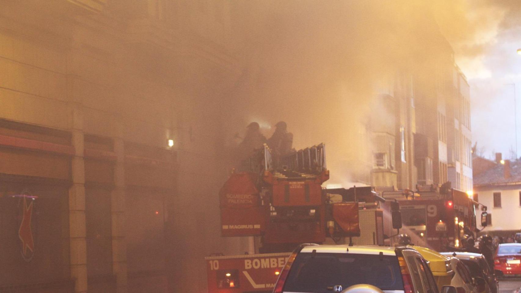 Grave incendio en Palencia capital con 14 personas hospitalizadas