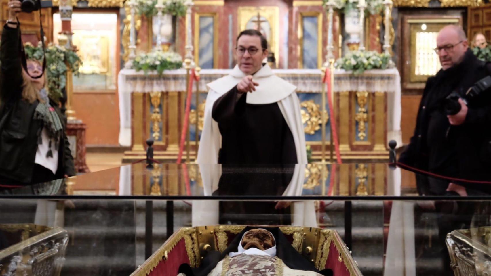 Último día de la histórica veneración del cuerpo de Santa Teresa en Alba de Tormes: "Han sido ...