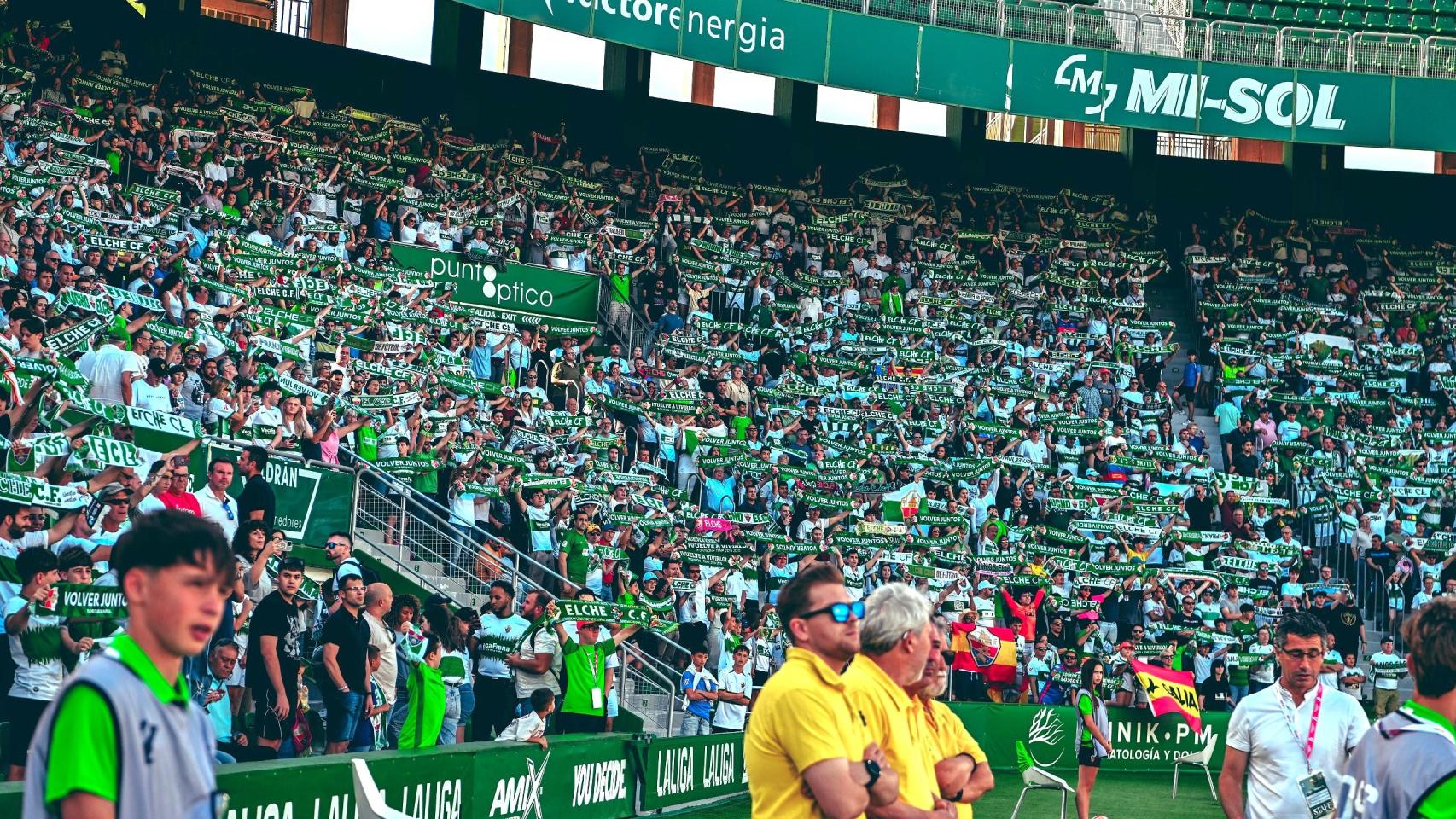 La afición del Elche se moviliza para empujar a su equipo hacia Primera