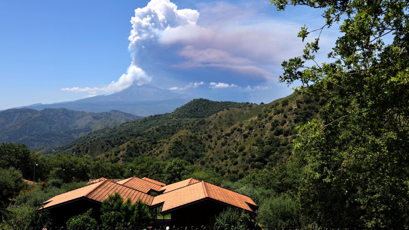 El volcán italiano Etna registra una potente erupción y expulsa una ...