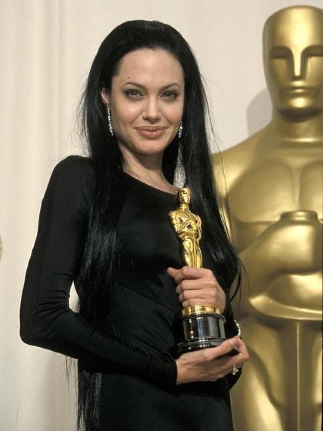 Los intensos 50 años de Angelina Jolie: la joven gótica que sufrió ...