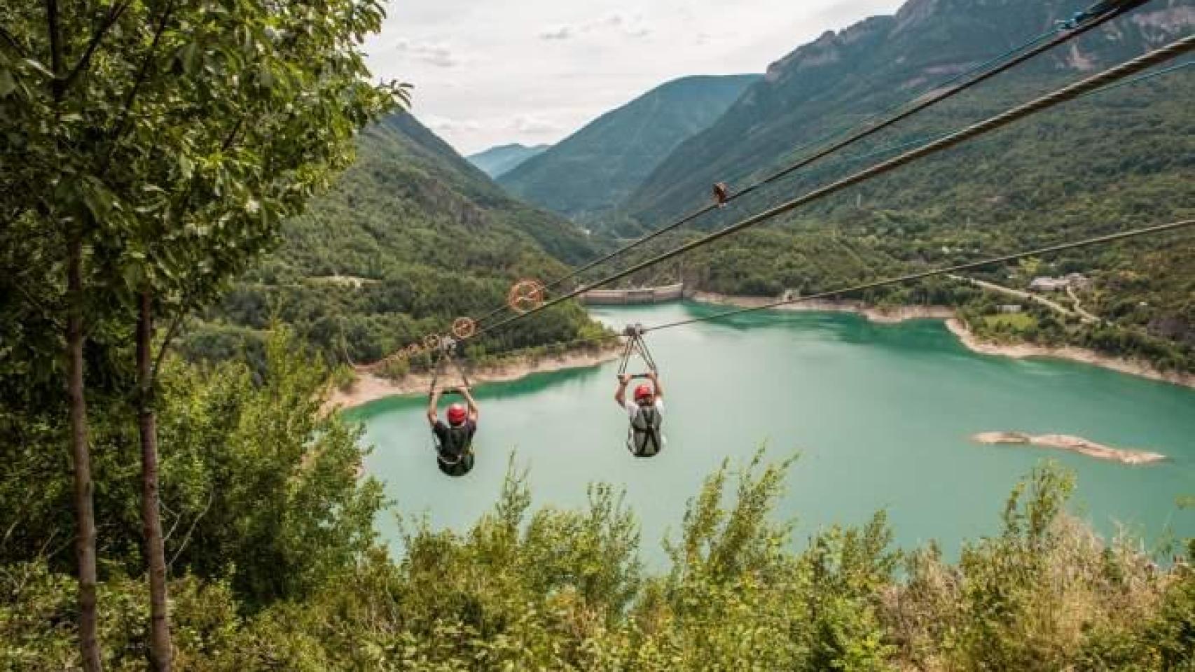 El pueblo de Aragón ideal para este verano, con una tirolina impresionante: a 120 metros de ...