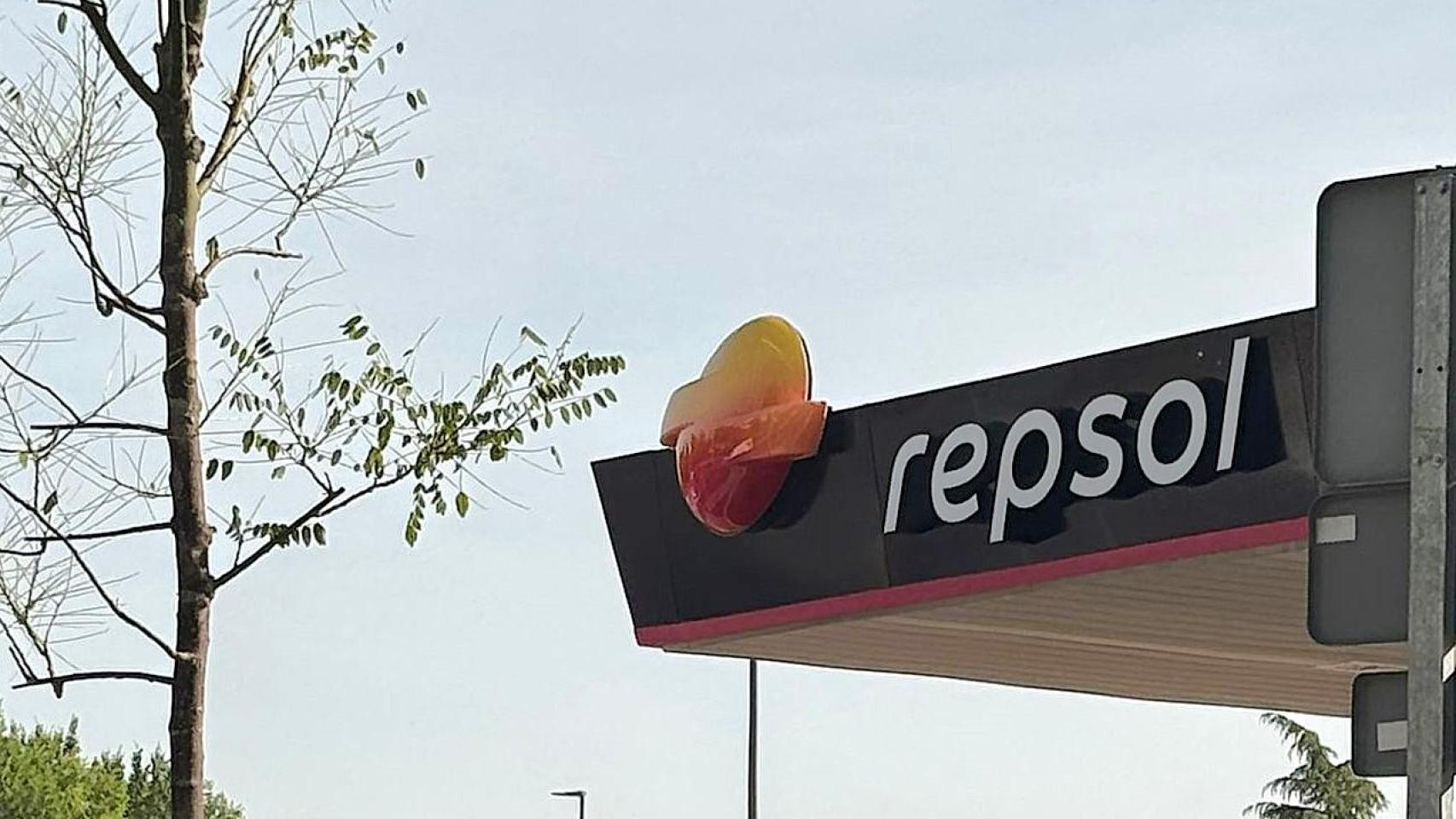 Repsol presenta su nueva imagen: tipografía en minúscula y degradado en tonos naranja