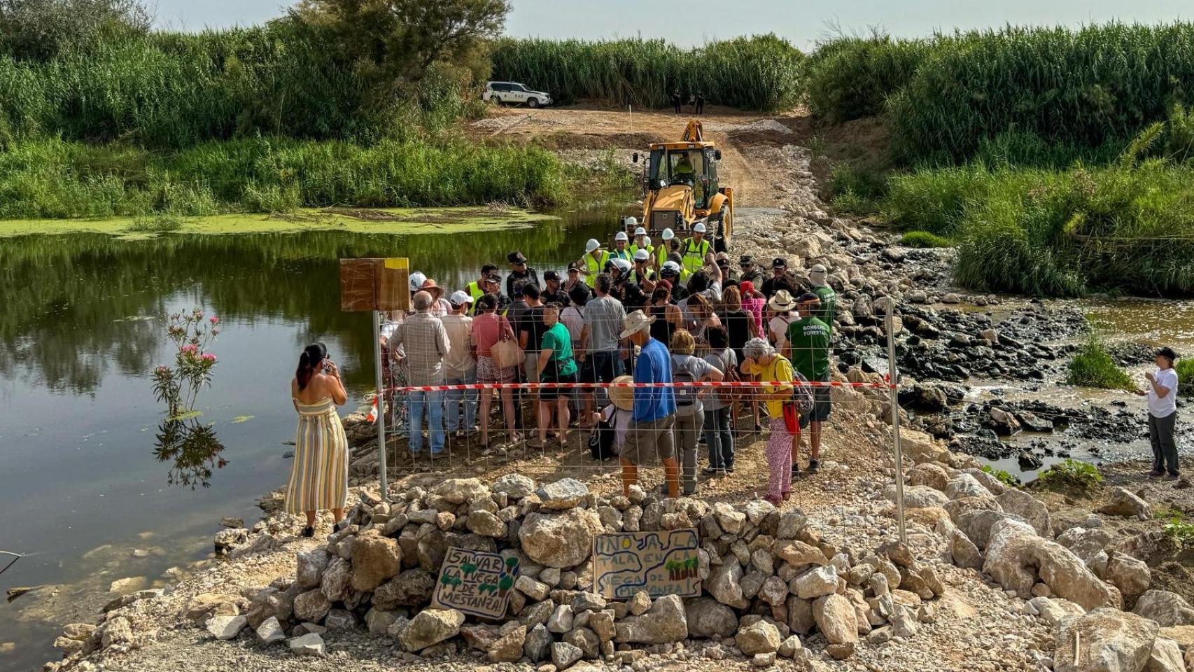 Tensión en la Vega de Mestanza: llegan excavadoras y antidisturbios ...