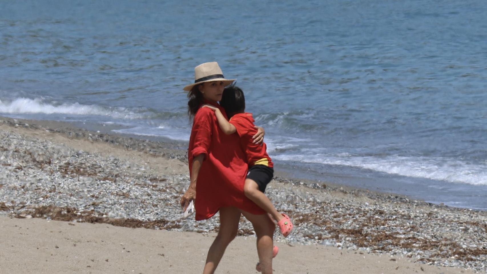 Eva Longoria y su hijo, Santiago, en la playa de Marbella: la tierna ...