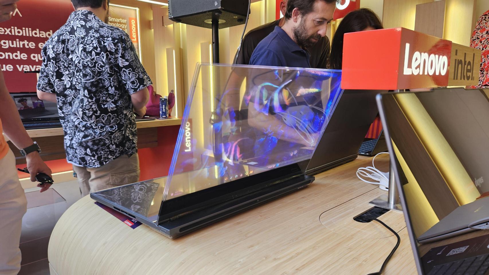 He probado el ordenador portátil que tiene una pantalla transparente ...