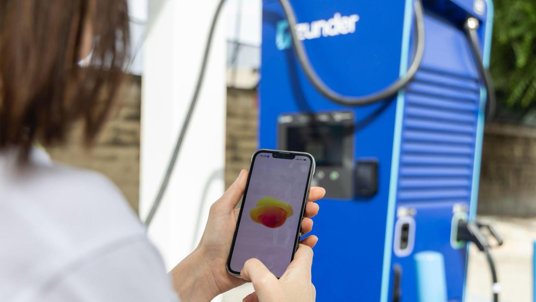 Layla jenner oldman the 2 ladies have partnered workplaces