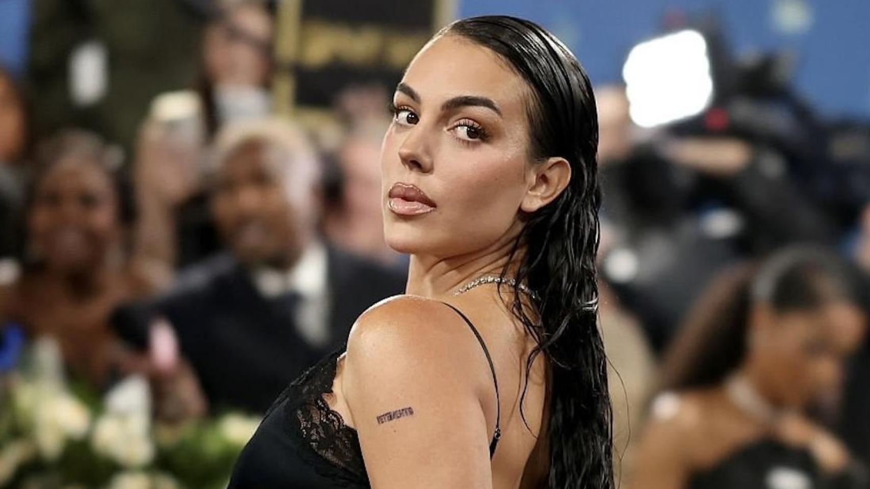 Georgina Rodríguez y el vestido blanco 'made in Spain' que sublima el bronceado como ningún otro