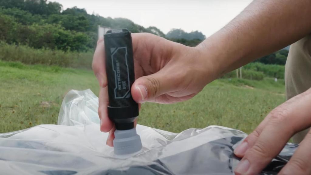 El diminuto inflador ideal para llevar de acampada e inflar tu colchón ...